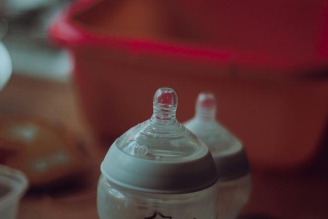 Laits infantiles contaminés : comment des députés veulent mieux les ...